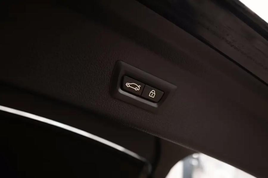 Black BMW 320 2017 in Jelgava, with an engine capacity of 2.00 L and mileage of 250 thousand km for 17300 €, photo 20 on AUTOMOTO.COM.LV