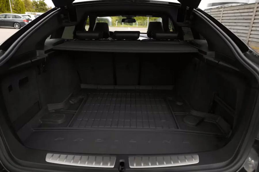 Black BMW 320 2017 in Jelgava, with an engine capacity of 2.00 L and mileage of 250 thousand km for 17300 €, photo 21 on AUTOMOTO.COM.LV
