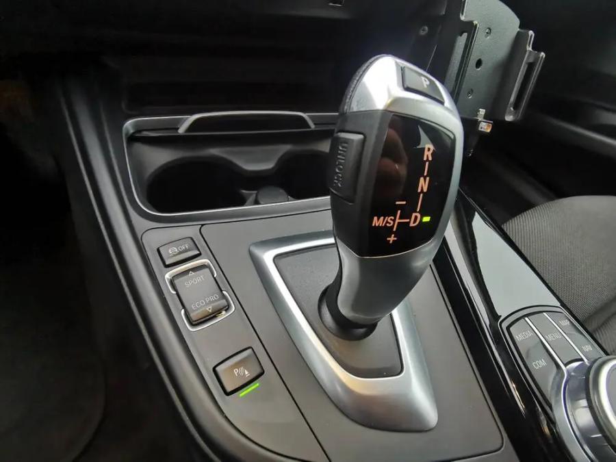Black BMW 320 2018 in Kuldiga, with an engine capacity of 2.00 L and mileage of 222 thousand km for 14490 €, photo 17 on AUTOMOTO.COM.LV