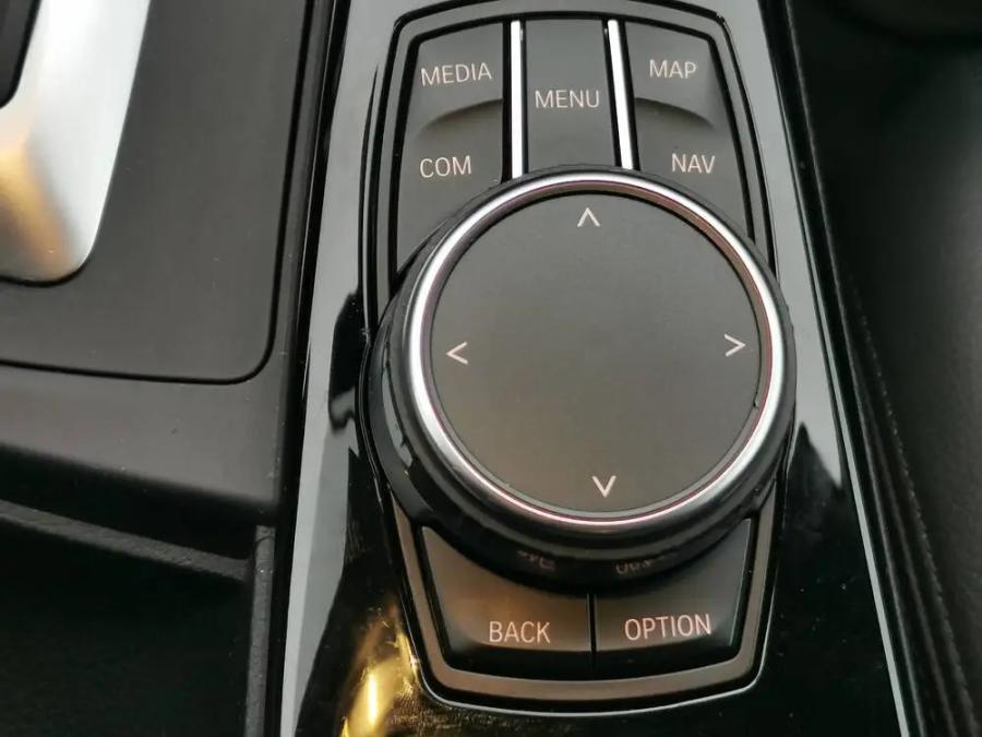 Black BMW 320 2018 in Kuldiga, with an engine capacity of 2.00 L and mileage of 222 thousand km for 14490 €, photo 18 on AUTOMOTO.COM.LV