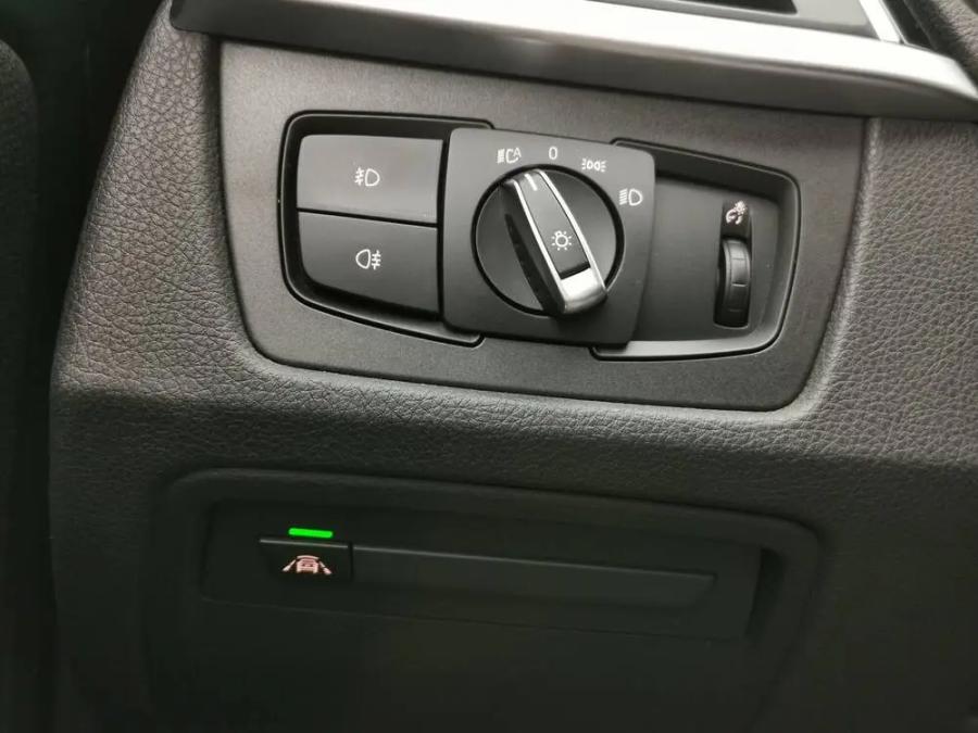 Black BMW 320 2018 in Kuldiga, with an engine capacity of 2.00 L and mileage of 222 thousand km for 14490 €, photo 23 on AUTOMOTO.COM.LV
