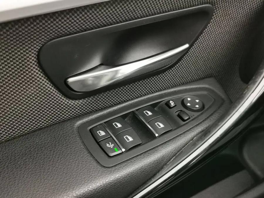 Black BMW 320 2018 in Kuldiga, with an engine capacity of 2.00 L and mileage of 222 thousand km for 14490 €, photo 24 on AUTOMOTO.COM.LV