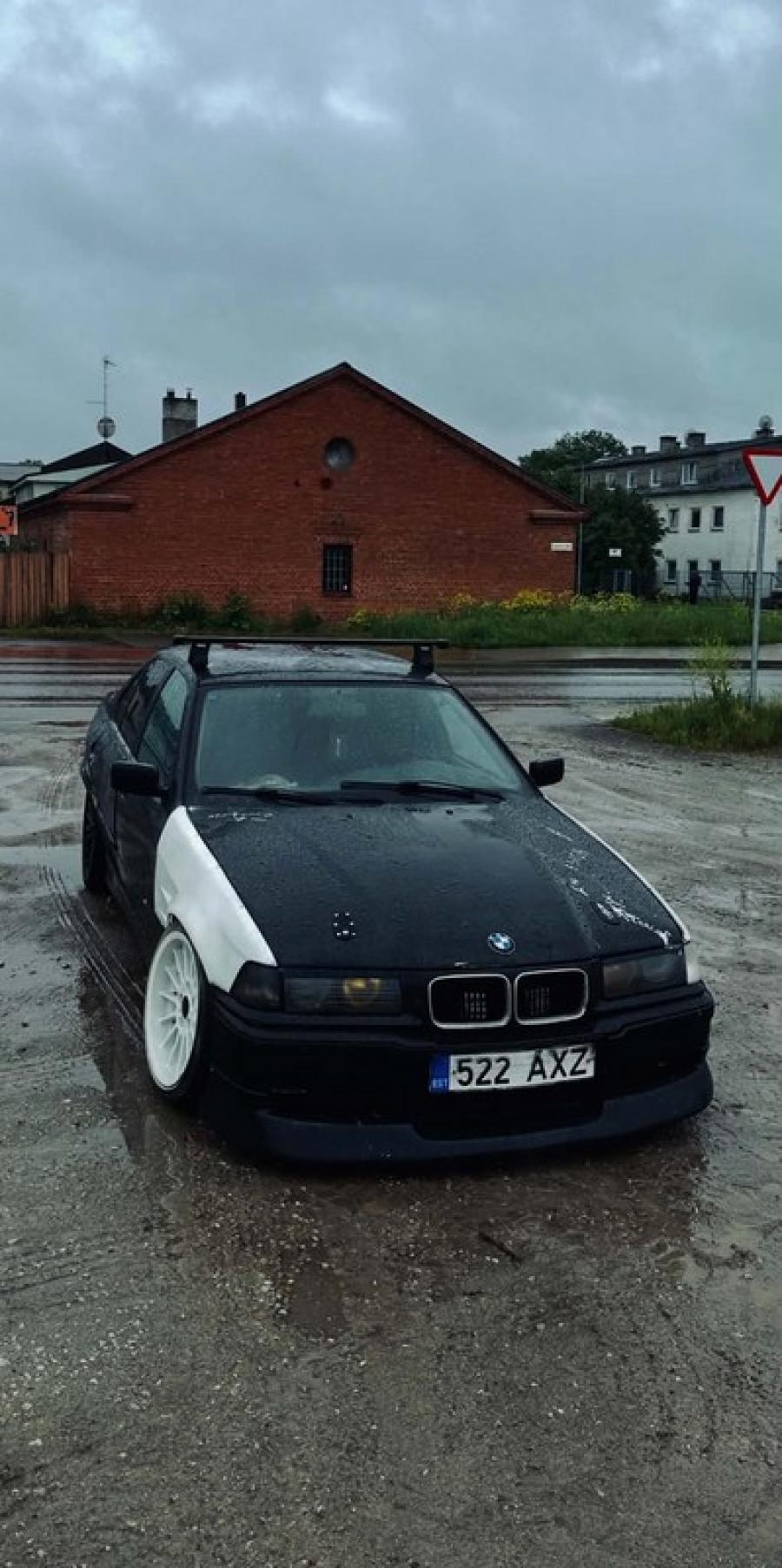 Melns BMW 320 1994 Rakvere, ar dzinēja tilpumu 2.80 L un nobraukumu 302 tūkst. km par 5555 €, foto 15 vietnē AUTOMOTO.COM.LV