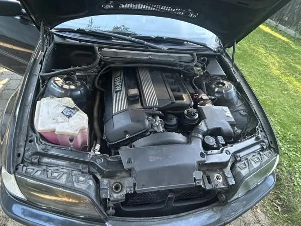 Black BMW 320 1998 in Riga, with an engine capacity of 2.00 L and mileage of 371 thousand km for 1500 €, photo 2 on AUTOMOTO.COM.LV