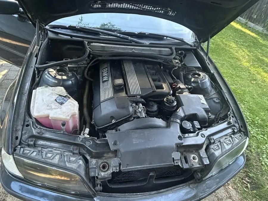 Melns BMW 320 1998 Rīga, ar dzinēja tilpumu 2.00 L un nobraukumu 371 tūkst. km par 1500 €, foto 3 vietnē AUTOMOTO.COM.LV