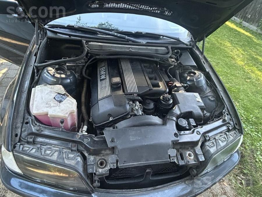 Black BMW 320 1998 in Riga, with an engine capacity of 2.00 L and mileage of 372 thousand km for 990 €, photo 1 on AUTOMOTO.COM.LV