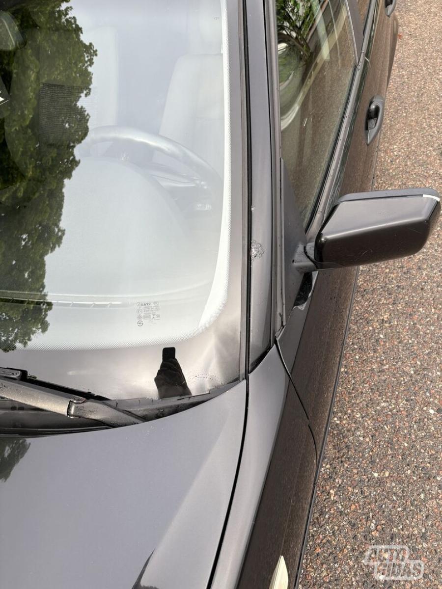 Melns BMW 320 2001 Viļņa, ar dzinēja tilpumu 2.00 L un nobraukumu 380 tūkst. km par 999 €, foto 10 vietnē AUTOMOTO.COM.LV