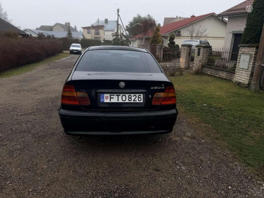Melns BMW 320 2003 Viļņa, ar dzinēja tilpumu 2.00 L un nobraukumu 300 tūkst. km par 999 €, foto 7 vietnē AUTOMOTO.COM.LV