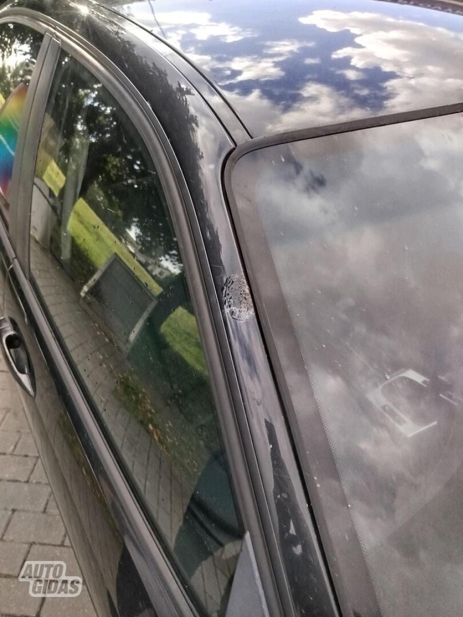 Melns BMW 320 2003 Panevēža, ar dzinēja tilpumu 2.00 L un nobraukumu 439 tūkst. km par 1600 €, foto 9 vietnē AUTOMOTO.COM.LV