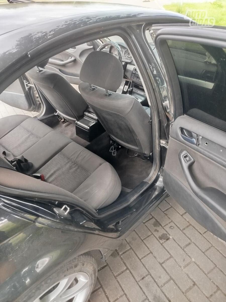 Melns BMW 320 2003 Panevēža, ar dzinēja tilpumu 2.00 L un nobraukumu 439 tūkst. km par 1600 €, foto 14 vietnē AUTOMOTO.COM.LV