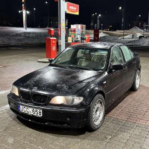 Black BMW 320 2004 in Vilnius, with an engine capacity of 2.00 L and mileage of 435 thousand km for 975 €, photo  on AUTOMOTO.COM.LV
