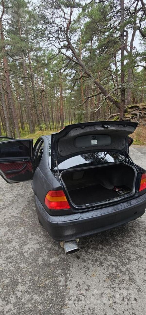 Melns BMW 320 2004 Jūrmala, ar dzinēja tilpumu 2.00 L un nobraukumu 385 tūkst. km par 1300 €, foto 11 vietnē AUTOMOTO.COM.LV
