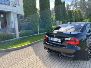 Black BMW 320 2005 in Riga, with an engine capacity of 2.00 L and mileage of 213 thousand km for 1000 €, photo 1 on AUTOMOTO.COM.LV