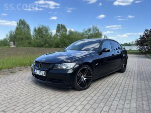 Black BMW 320 2005 in Riga, with an engine capacity of 2.00 L and mileage of 213 thousand km for 1000 €, photo 2 on AUTOMOTO.COM.LV