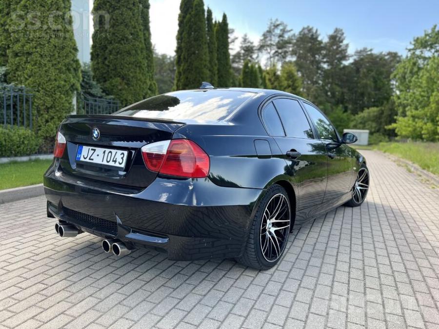 Black BMW 320 2005 in Riga, with an engine capacity of 2.00 L and mileage of 213 thousand km for 1000 €, photo 4 on AUTOMOTO.COM.LV