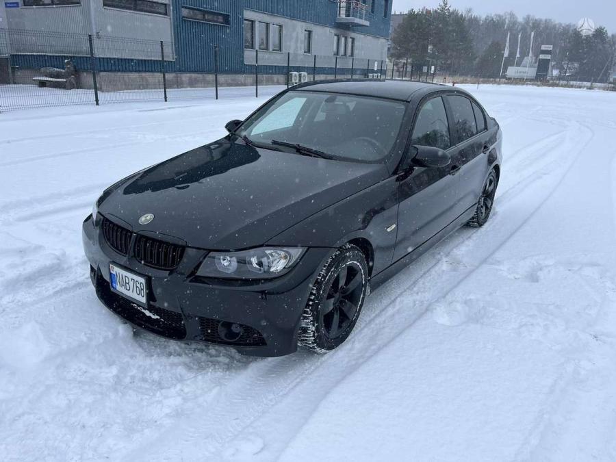 Black BMW 320 2005 in Kaunas, with an engine capacity of 2.00 L and mileage of 416 thousand km for 2600 €, photo 1 on AUTOMOTO.COM.LV