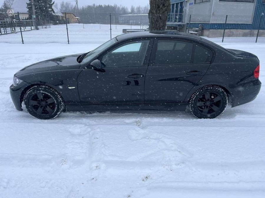 Black BMW 320 2005 in Kaunas, with an engine capacity of 2.00 L and mileage of 416 thousand km for 2600 €, photo 5 on AUTOMOTO.COM.LV