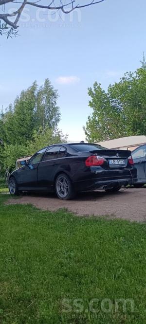 Melns BMW 320 2005 Daugavpils, ar dzinēja tilpumu 2.00 L un nobraukumu 257 tūkst. km par 1600 €, foto 3 vietnē AUTOMOTO.COM.LV