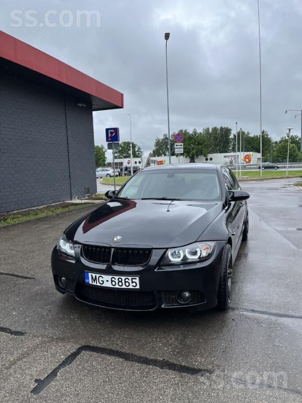 Black BMW 320 2005 in Riga, with an engine capacity of 2.00 L and mileage of 324 thousand km for 3900 €, photo 1 on AUTOMOTO.COM.LV