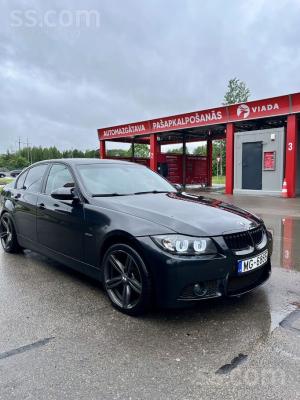 Black BMW 320 2005 in Riga, with an engine capacity of 2.00 L and mileage of 324 thousand km for 3900 €, photo 3 on AUTOMOTO.COM.LV
