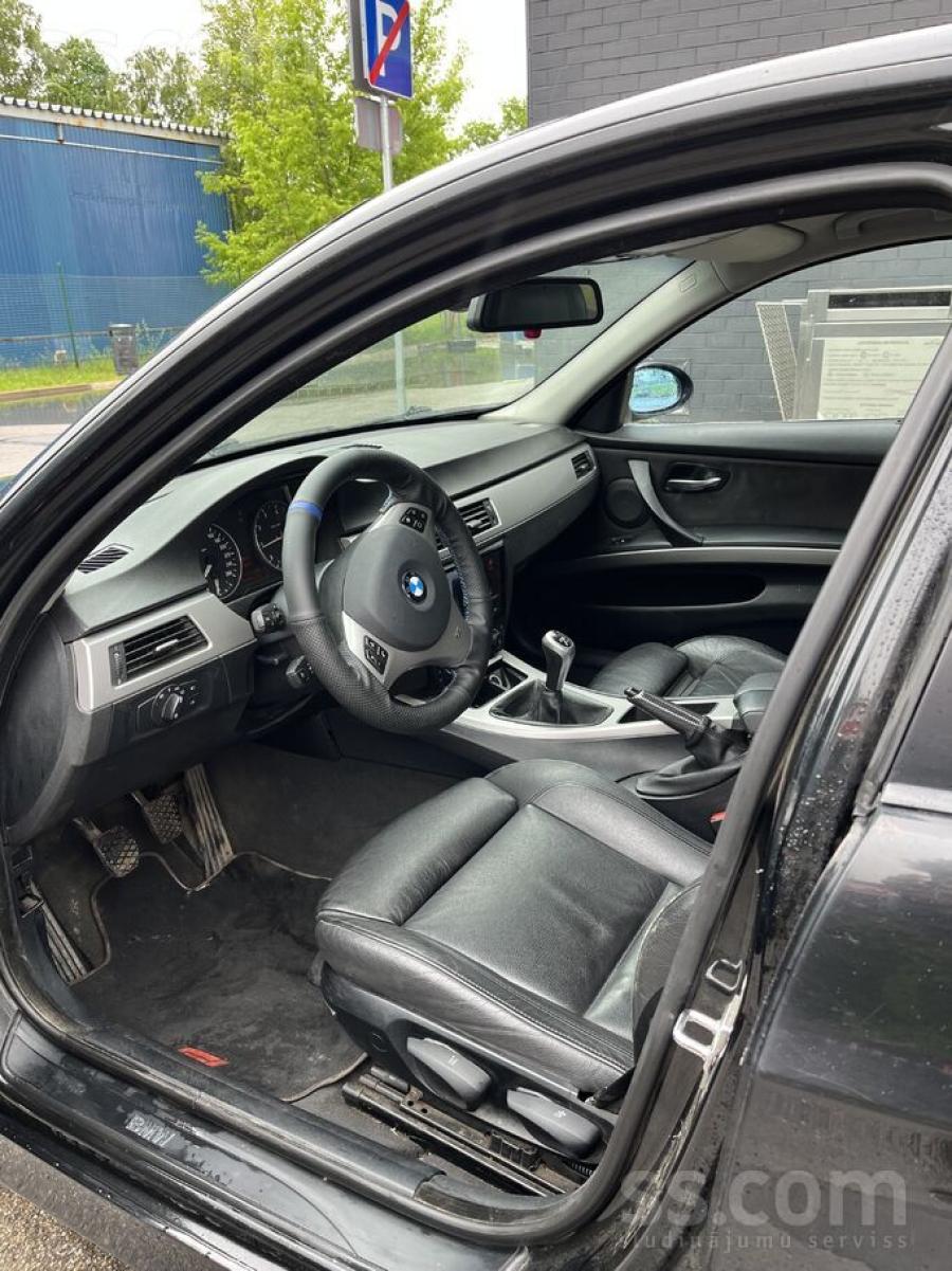 Black BMW 320 2005 in Riga, with an engine capacity of 2.00 L and mileage of 324 thousand km for 3900 €, photo 8 on AUTOMOTO.COM.LV