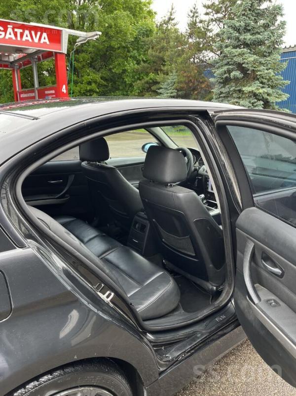 Black BMW 320 2005 in Riga, with an engine capacity of 2.00 L and mileage of 324 thousand km for 3900 €, photo 9 on AUTOMOTO.COM.LV