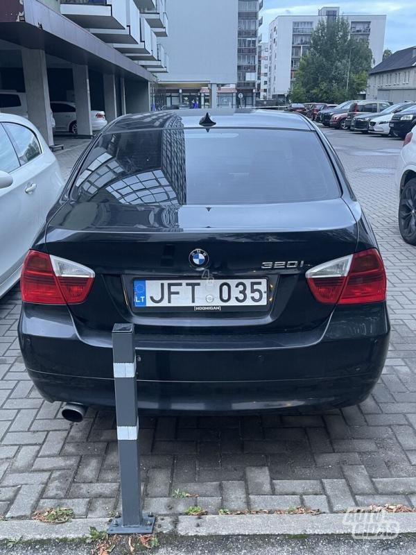 Black BMW 320 2005 in Vilnius, with an engine capacity of 2.00 L and mileage of 298 thousand km for 2800 €, photo 3 on AUTOMOTO.COM.LV