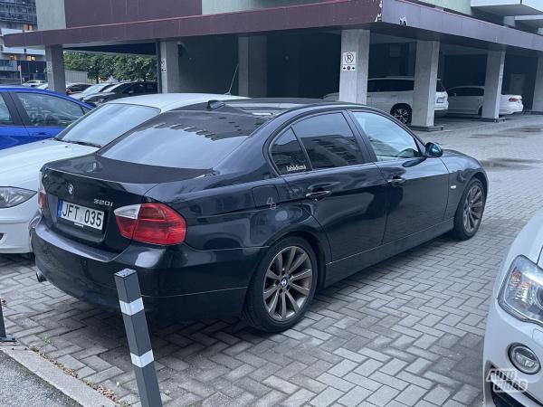 Black BMW 320 2005 in Vilnius, with an engine capacity of 2.00 L and mileage of 298 thousand km for 2800 €, photo 4 on AUTOMOTO.COM.LV