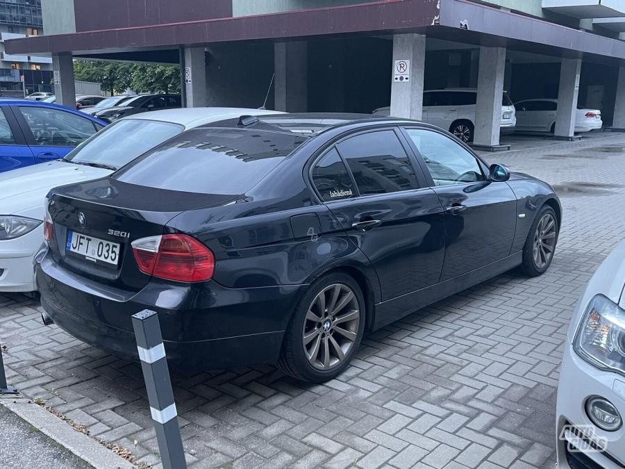 Black BMW 320 2005 in Vilnius, with an engine capacity of 2.00 L and mileage of 298 thousand km for 2800 €, photo 5 on AUTOMOTO.COM.LV