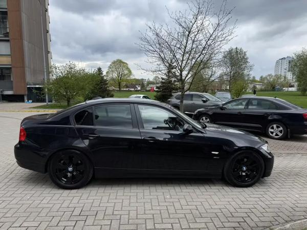 Black BMW 320 2005 in Riga, with an engine capacity of 2.00 L and mileage of 379 thousand km for 3990 €, photo 2 on AUTOMOTO.COM.LV