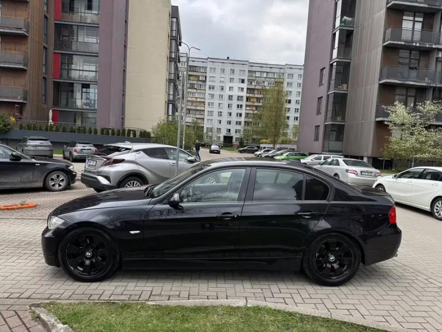 Black BMW 320 2005 in Riga, with an engine capacity of 2.00 L and mileage of 379 thousand km for 3990 €, photo 4 on AUTOMOTO.COM.LV