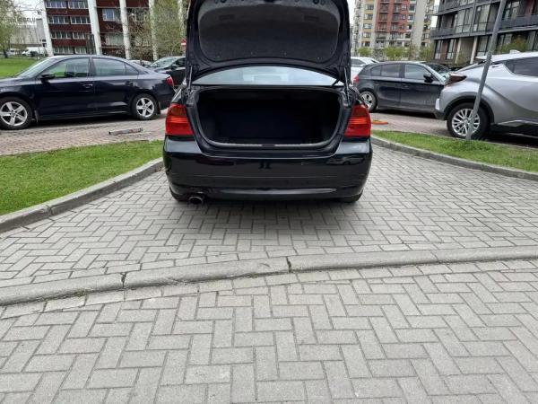 Black BMW 320 2005 in Riga, with an engine capacity of 2.00 L and mileage of 379 thousand km for 3990 €, photo 7 on AUTOMOTO.COM.LV