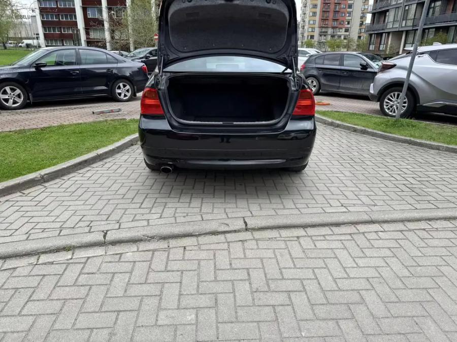 Black BMW 320 2005 in Riga, with an engine capacity of 2.00 L and mileage of 379 thousand km for 3990 €, photo 8 on AUTOMOTO.COM.LV