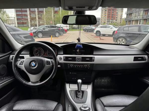 Black BMW 320 2005 in Riga, with an engine capacity of 2.00 L and mileage of 379 thousand km for 3990 €, photo 8 on AUTOMOTO.COM.LV