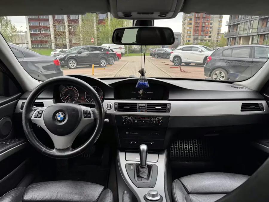Black BMW 320 2005 in Riga, with an engine capacity of 2.00 L and mileage of 379 thousand km for 3990 €, photo 9 on AUTOMOTO.COM.LV