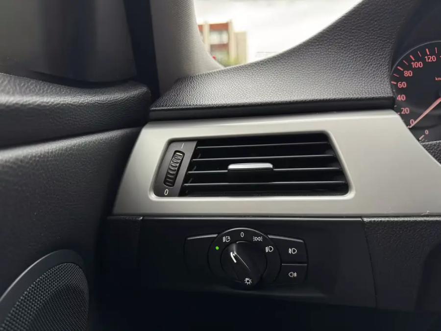 Black BMW 320 2005 in Riga, with an engine capacity of 2.00 L and mileage of 379 thousand km for 3990 €, photo 22 on AUTOMOTO.COM.LV