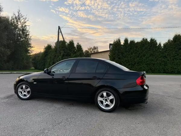 Black BMW 320 2005 in Riga, with an engine capacity of 2.00 L and mileage of 318 thousand km for 3400 €, photo 3 on AUTOMOTO.COM.LV