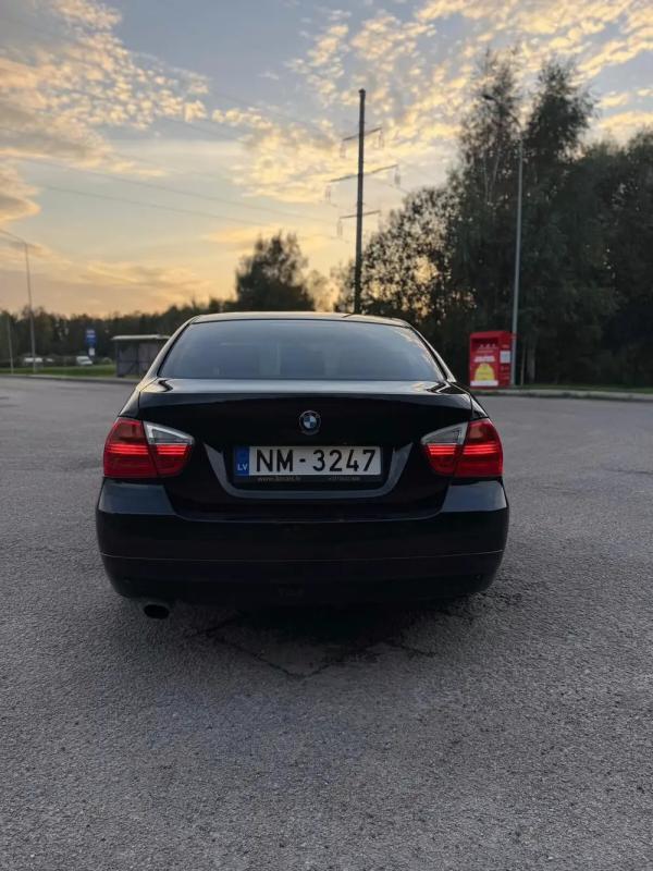 Black BMW 320 2005 in Riga, with an engine capacity of 2.00 L and mileage of 318 thousand km for 3400 €, photo 4 on AUTOMOTO.COM.LV