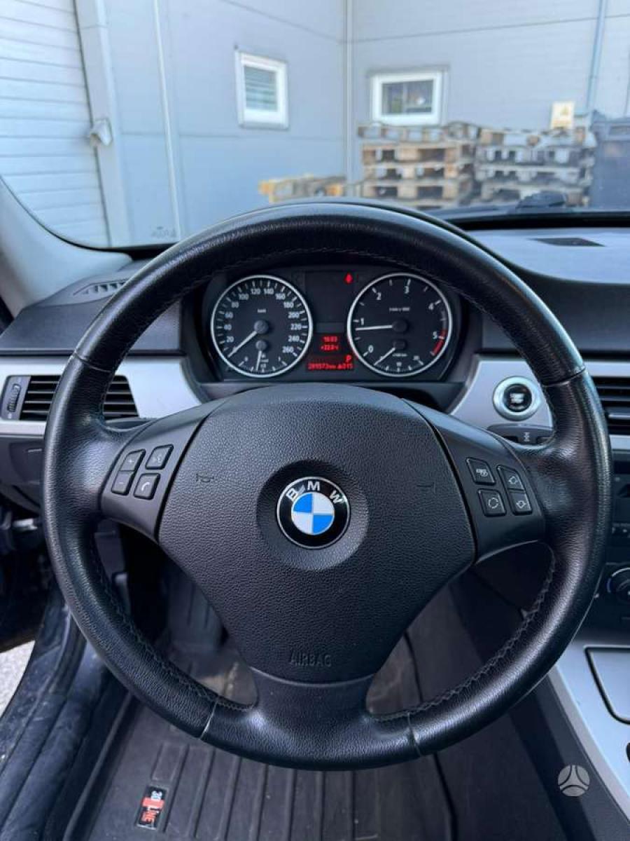 Black BMW 320 2005 in Vilnius, with an engine capacity of 0.00 L and mileage of 290 thousand km for 3100 €, photo 11 on AUTOMOTO.COM.LV