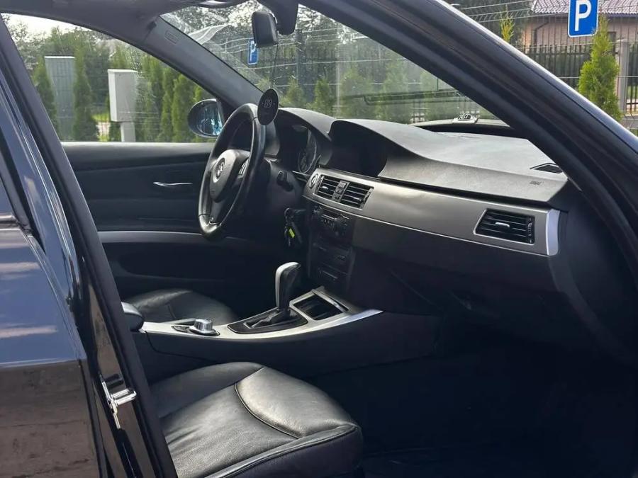 Black BMW 320 2005 in Jelgava, with an engine capacity of 2.00 L and mileage of 350 thousand km for 2990 €, photo 13 on AUTOMOTO.COM.LV