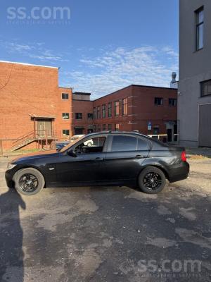 Black BMW 320 2005 in Riga, with an engine capacity of 2.00 L and mileage of 215 thousand km for 3800 €, photo 4 on AUTOMOTO.COM.LV