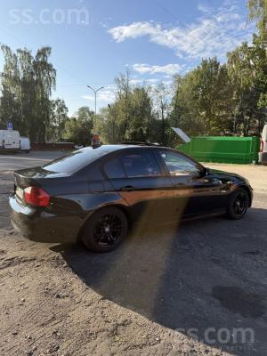 Black BMW 320 2005 in Riga, with an engine capacity of 2.00 L and mileage of 215 thousand km for 3800 €, photo 5 on AUTOMOTO.COM.LV