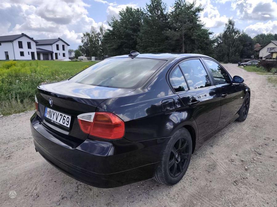 Black BMW 320 2005 in Vilnius, with an engine capacity of 2.00 L and mileage of 395 thousand km for 1500 €, photo 5 on AUTOMOTO.COM.LV