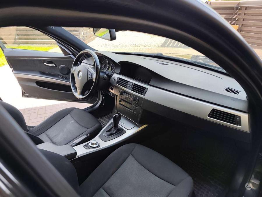 Black BMW 320 2005 in Vilnius, with an engine capacity of 2.00 L and mileage of 395 thousand km for 1500 €, photo 6 on AUTOMOTO.COM.LV