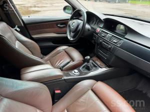 Black BMW 320 2005 in Riga, with an engine capacity of 2.00 L and mileage of 323 thousand km for 4000 €, photo 8 on AUTOMOTO.COM.LV