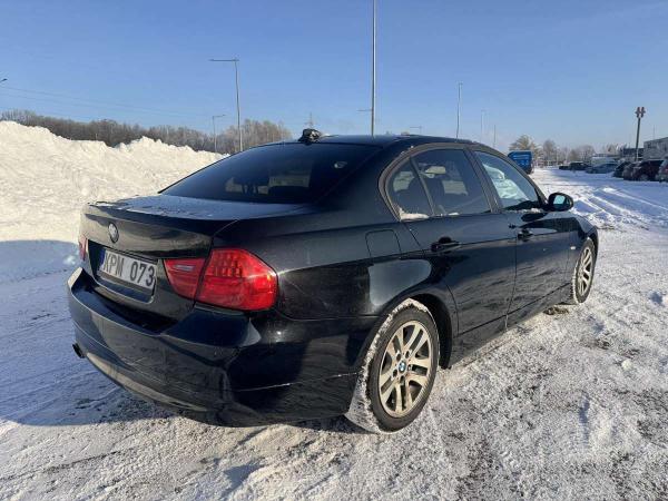 Melns BMW 320 2006 Kauņa, ar dzinēja tilpumu 2.00 L un nobraukumu 352 tūkst. km par 3900 €, foto 7 vietnē AUTOMOTO.COM.LV