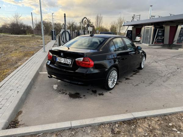 Melns BMW 320 2006 Panevēža, ar dzinēja tilpumu 2.00 L un nobraukumu 375 tūkst. km par 2300 €, foto 3 vietnē AUTOMOTO.COM.LV