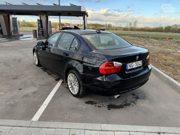 Melns BMW 320 2006 Panevēža, ar dzinēja tilpumu 2.00 L un nobraukumu 375 tūkst. km par 2300 €, foto 4 vietnē AUTOMOTO.COM.LV
