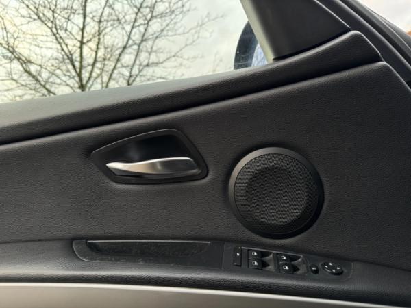Melns BMW 320 2006 Rīga, ar dzinēja tilpumu 2.00 L un nobraukumu 305 tūkst. km par 3990 €, foto 2 vietnē AUTOMOTO.COM.LV