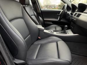 Melns BMW 320 2006 Rīga, ar dzinēja tilpumu 2.00 L un nobraukumu 305 tūkst. km par 3990 €, foto 18 vietnē AUTOMOTO.COM.LV